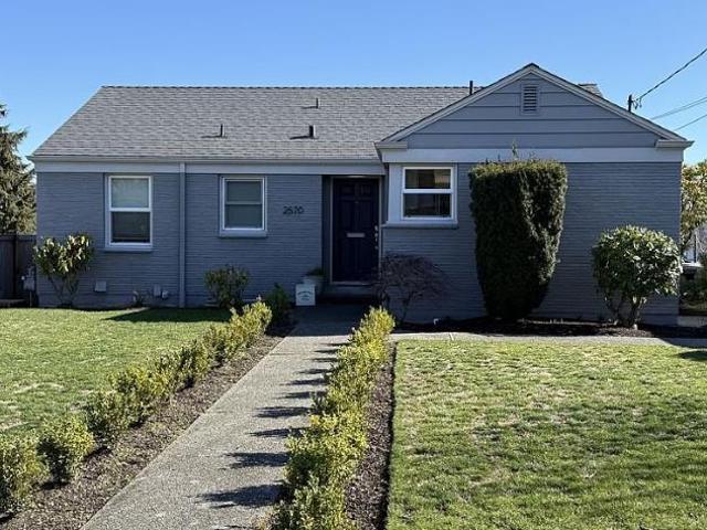 3 Br, 2 bath, Single Family 2570 25th Ave W