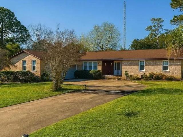 3 Br, 2 bath, Single Family 2701 Cliffside Dr