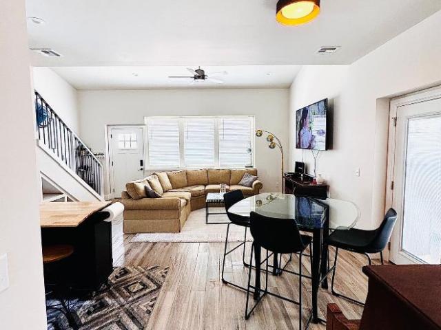 3 Br, 2 bath, Single Family 2721 N Walnut Ave