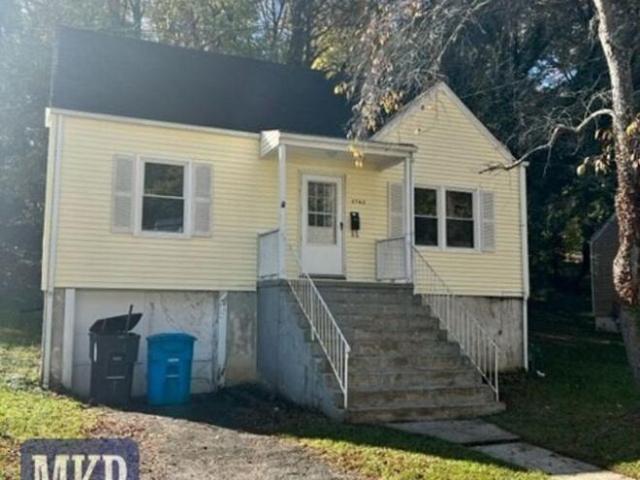 3 Br, 2 bath, Single Family 2742 Lansing Dr