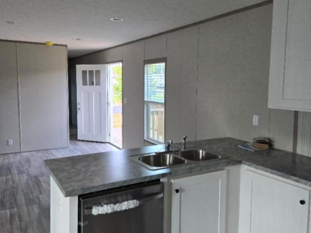 3 Br, 2 bath, Single Family 29 Lakeview Dr