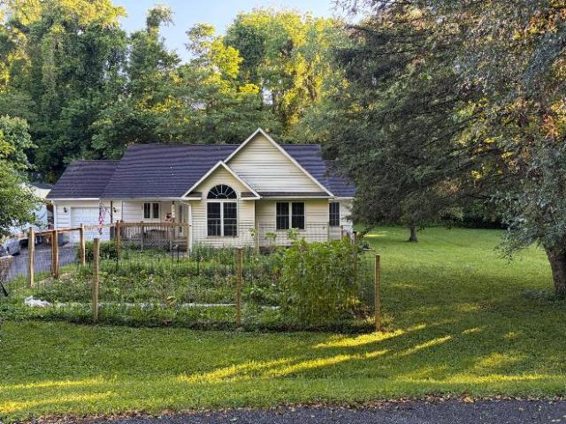 3 Br, 2 bath, Single Family 207 Staples St