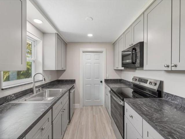 3 Br, 2 bath, Single Family 204 Circle E