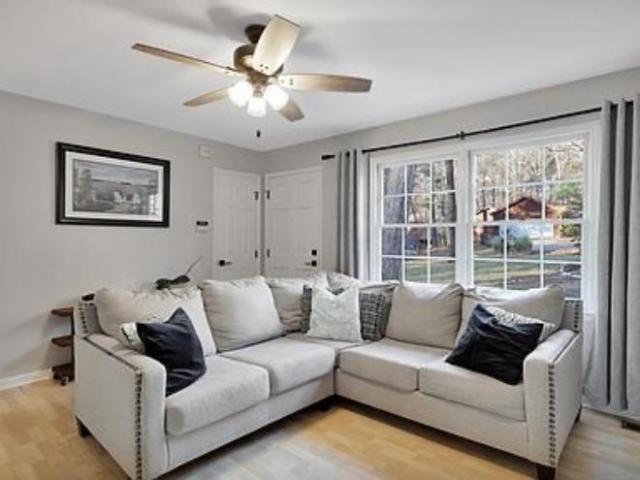 3 Br, 2 bath, Single Family 205 Honeysuckle Ln