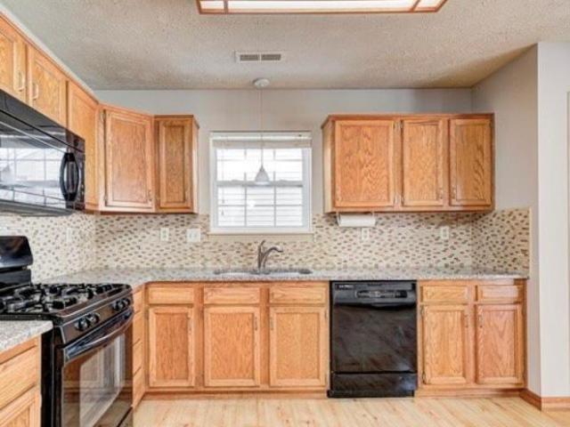 3 Br, 2 bath, Single Family 2102 Yosemite