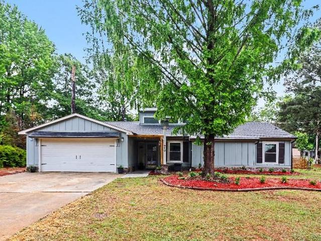 3 Br, 2 bath, Single Family 210 Fireside Way
