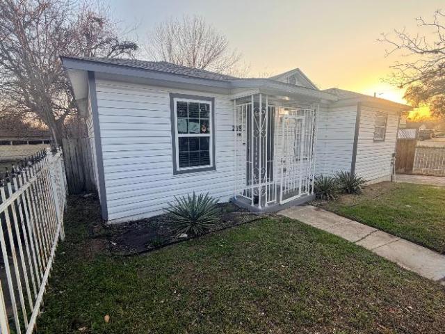 3 Br, 2 bath, Single Family 2118 Burnet