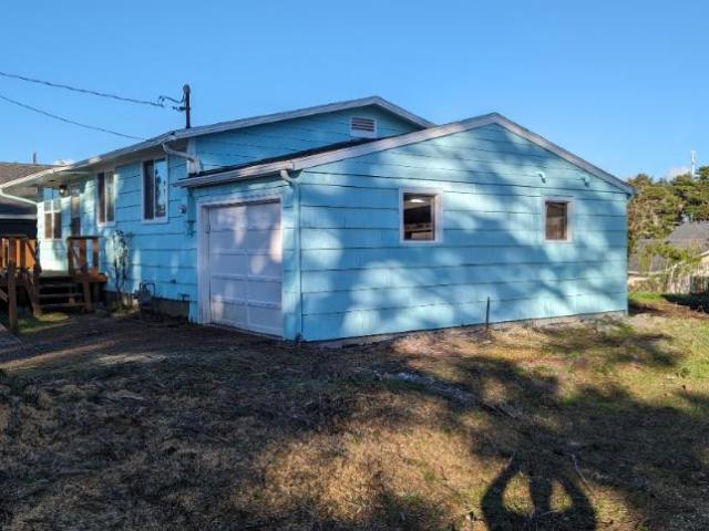 3 Br, 2 bath, Single Family 2136 Nw Jetty Ave