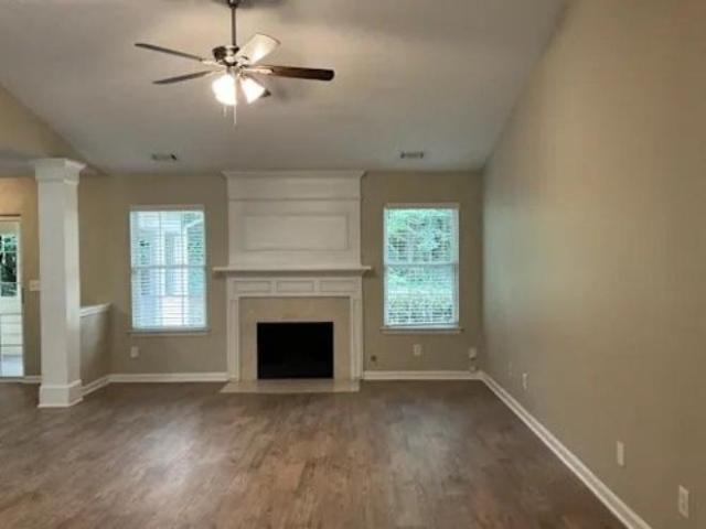3 Br, 2 bath, Single Family 2195 Whitehall Dr NE