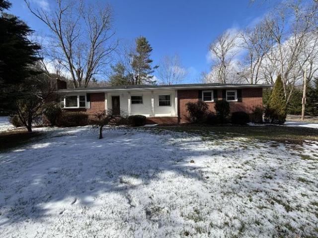 3 Br, 2 bath, Single Family 223 Daniel Drive
