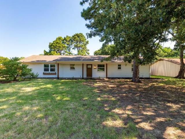 3 Br, 2 bath, Single Family 2212 Ridge Ln