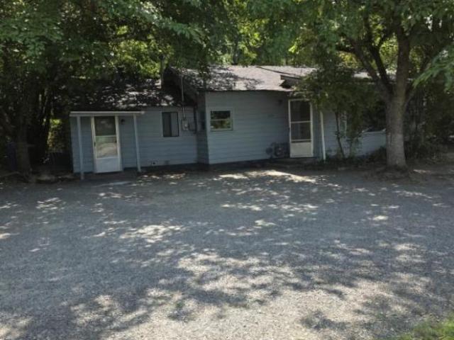 3 Br, 2 bath, Single Family 225 SE Grandview Ave