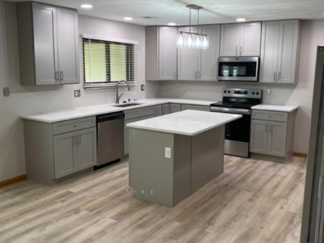 3 Br, 2 bath, Single Family 2302 Lakeview Dr