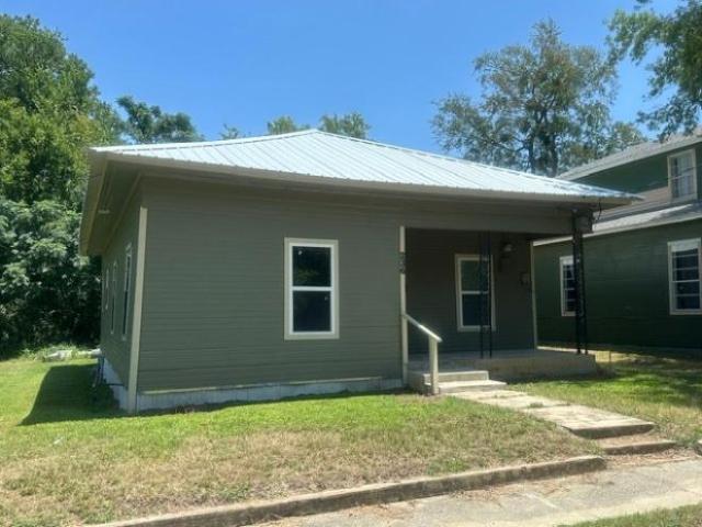 3 Br, 2 bath, Single Family 236 2nd St NE