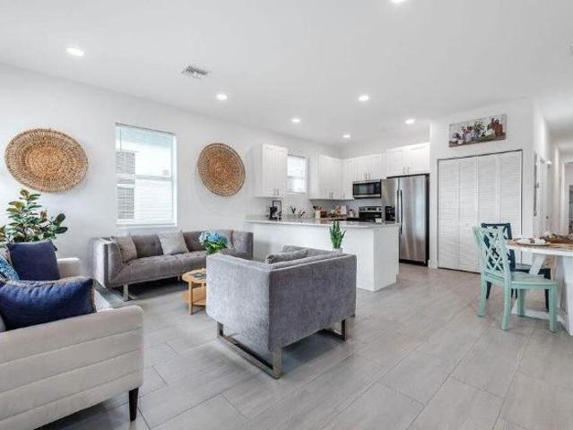 3 Br, 2 bath, Single Family 3510 Hiawatha Avenue
