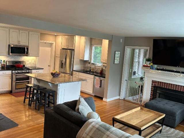 3 Br, 2 bath, Single Family 3900 Floyd Ave