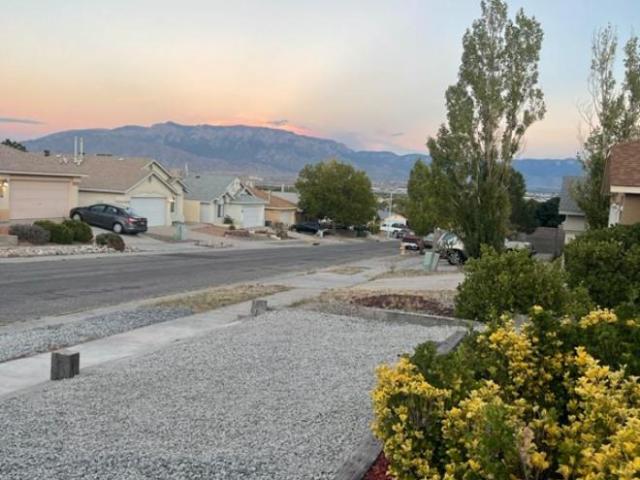 3 Br, 2 bath, Single Family 3908 Suntrail Rd NW