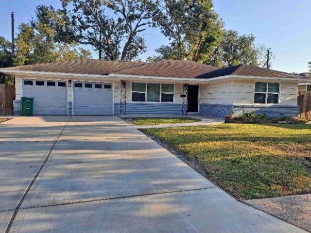 3 Br, 2 bath, Single Family 303 Fresa Rd