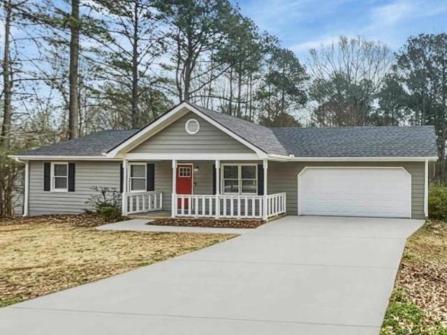 3 Br, 2 bath, Single Family 301 E Country Woods