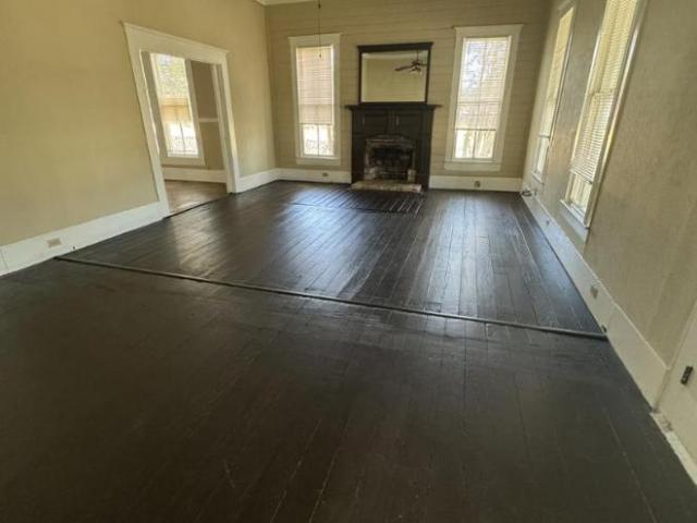 3 Br, 2 bath, Single Family 302 Burleson