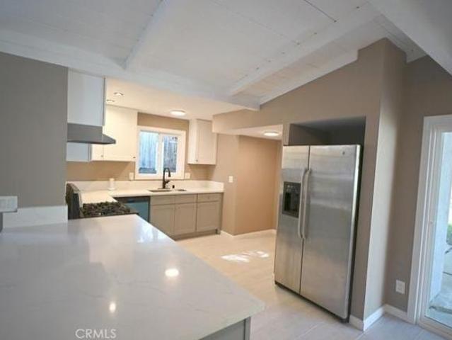 3 Br, 2 bath, Single Family 305 Civic Center Dr