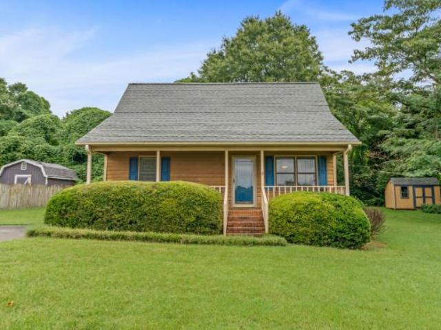 3 Br, 2 bath, Single Family 318 W Dalton Rd