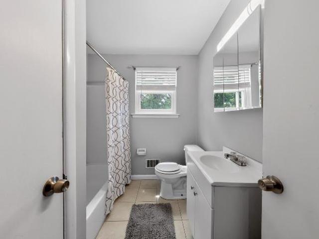 3 Br, 2 bath, Single Family 31 N Skyward Drive