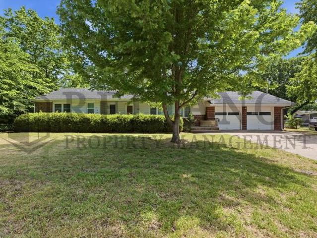 3 Br, 2 bath, Single Family 321 Southeast 10th Street