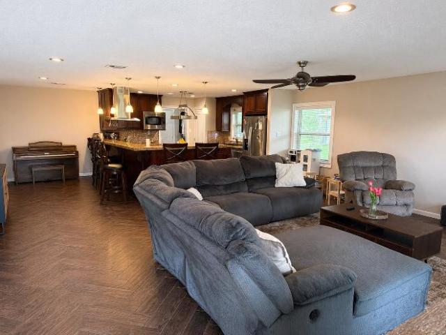 3 Br, 2 bath, Single Family 3270 Allen St