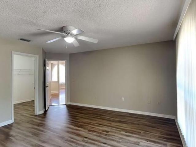 3 Br, 2 bath, Single Family 33327 Fountain Ln