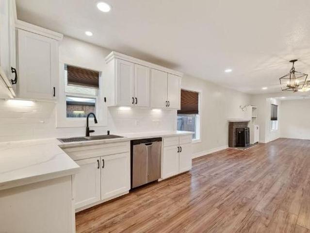 3 Br, 2 bath, Single Family 4520 Sharon St