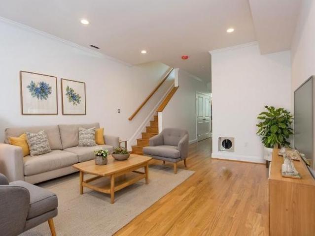 3 Br, 2 bath, Single Family 452 N St NW