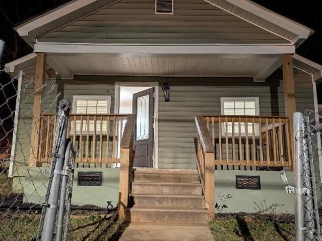 3 Br, 2 bath, Single Family 455 W College St