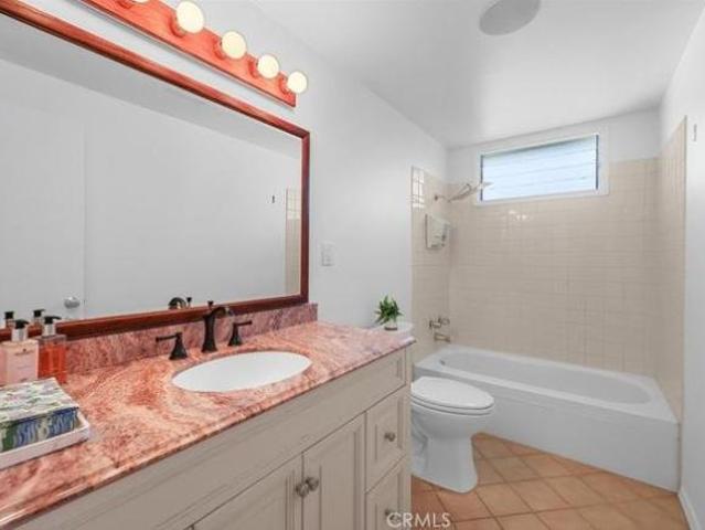 3 Br, 2 bath, Single Family 467 W Roberta Ave