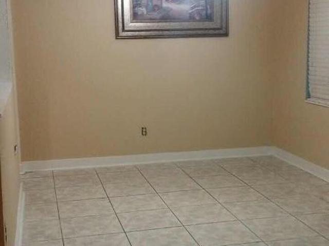 3 Br, 2 bath, Single Family 4715 Town N Country