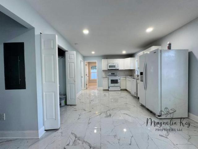 3 Br, 2 bath, Single Family 403 73rd Ave