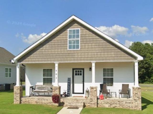 3 Br, 2 bath, Single Family 402 Coahulla Creek Dr