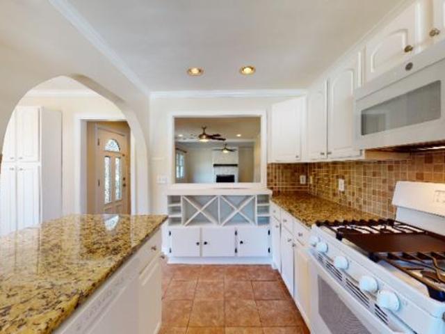 3 Br, 2 bath, Single Family 4052 W Johnson Cir