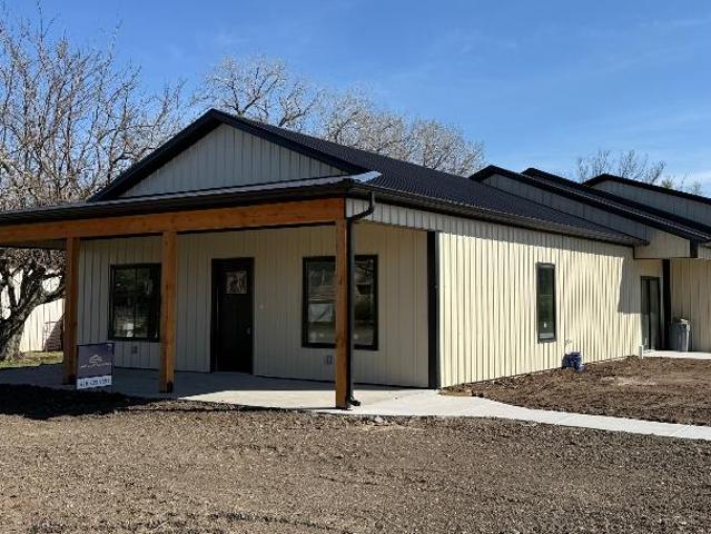 3 Br, 2 bath, Single Family 405 W Allison St