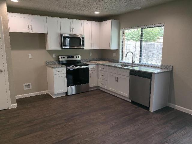 3 Br, 2 bath, Single Family 406 East Springdale Lane