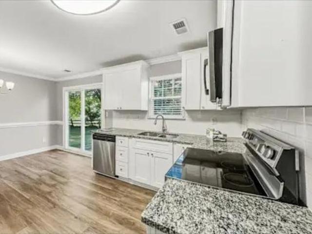 3 Br, 2 bath, Single Family 413 Queens Dr SW