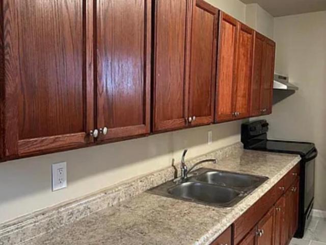 3 Br, 2 bath, Single Family 417 1/2 E Court St