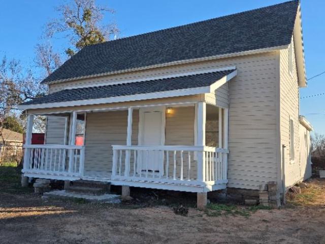 3 Br, 2 bath, Single Family 415 W Oakland St