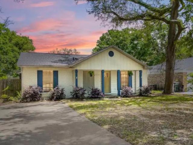 3 Br, 2 bath, Single Family 4214 Baywoods Dr