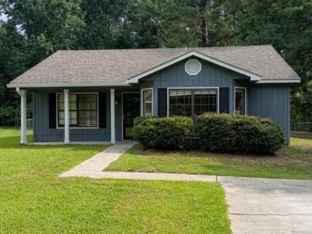 3 Br, 2 bath, Single Family 4363 Pinewood Cir