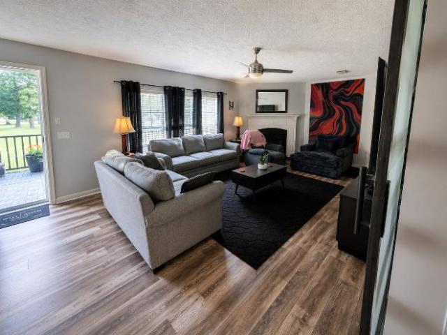 3 Br, 2 bath, Single Family 438 Dickson Rd