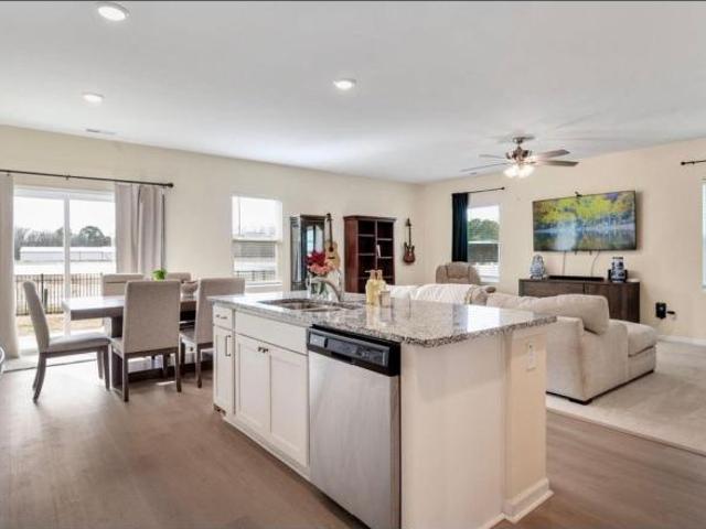 3 Br, 2 bath, Single Family 43 Molly Mac Ln
