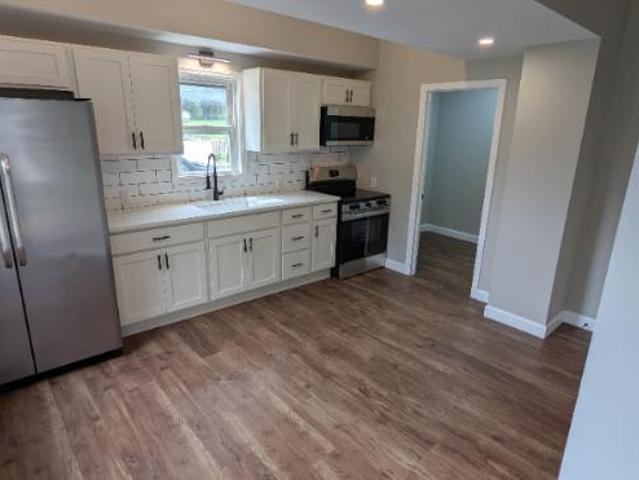 3 Br, 2 bath, Single Family 569 W Main St
