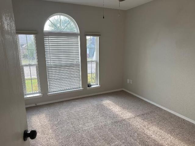 3 Br, 2 bath, Single Family 508 Waterford St