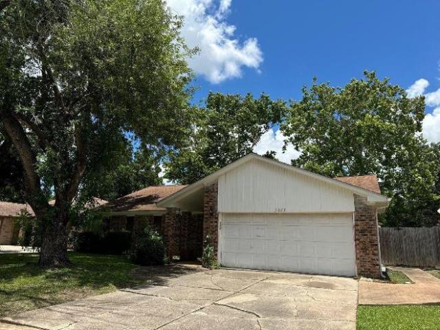 3 Br, 2 bath, Single Family 5222 Valley View Dr